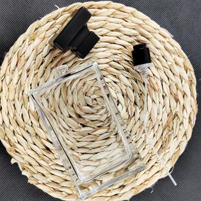 Cina Bottiglia di profumo a spruzzo in vetro trapezoidale da 30 ml con corpo in vetro ecologico e superiore in vendita
