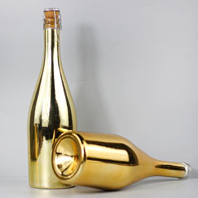 Cina Bottiglia di vetro a rilievo di livello di liquore materiale di vetro e tappo con sigillamento a spazzola in vendita