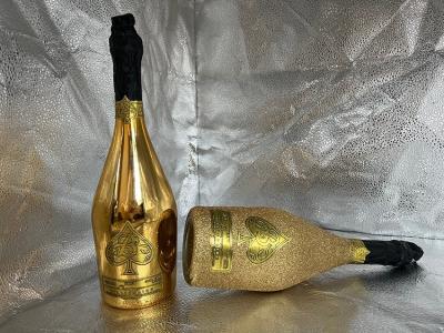 Cina Bottiglia di vetro a rilievo di livello di liquore materiale di vetro e tappo con sigillamento a spazzola in vendita