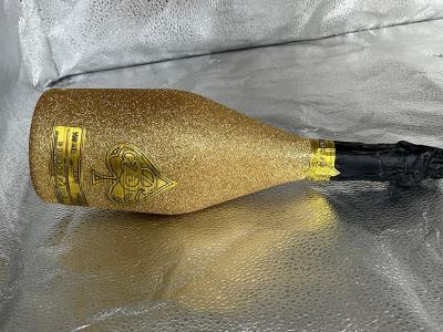 Cina Bottiglia di vetro a rilievo di livello di liquore materiale di vetro e tappo con sigillamento a spazzola in vendita