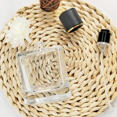 Cina Capacità 30 ml Bottiglie di vetro per profumi quadrati trasparenti con logo del cliente accettabile in vendita