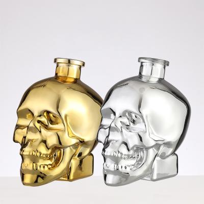 Cina Creative Golden Skull Vodka Shot Whiskey Decanter Bottiglia di vetro con tappo a vite 200ml in vendita