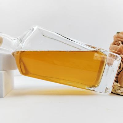 Cina 500M L Quadratura trasparente alta bottiglia di vetro bianco vino con coperchio per succo Proper in vendita