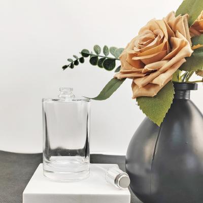 Cina Bottiglia di vetro per profumi quadrata trasparente da 50 ml a 100 ml con superficie stampata a caldo in vendita