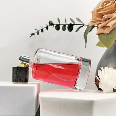 Cina Bottiglia di vetro per profumi quadrata trasparente da 50 ml a 100 ml con superficie stampata a caldo in vendita