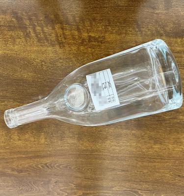China High Weight 700ml Super Fiery Vodka Glass Bottle for Beverage in Hot Stamping Surface for sale