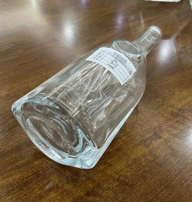 China High Weight 700ml Super Fiery Vodka Glass Bottle for Beverage in Hot Stamping Surface for sale