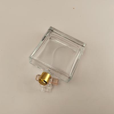 China Botella de perfume de vidrio con tapa personalizada 30ml 50ml 100ml en venta
