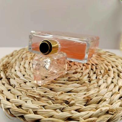 China Botella de perfume de vidrio con tapa personalizada 30ml 50ml 100ml en venta