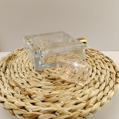 China Botella de perfume de vidrio con tapa personalizada 30ml 50ml 100ml en venta