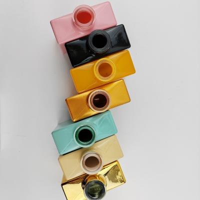 Cina Bottiglia di vetro per aromaterapia piatta quadrata multicolore da 100 ml con tappo a vite e garanzia in vendita
