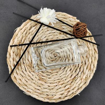 Cina Bottiglie di diffusore di vetro rotondo per aromaterapia di canna per profumi Bottiglia di vetro rettangolare con tappi in vendita