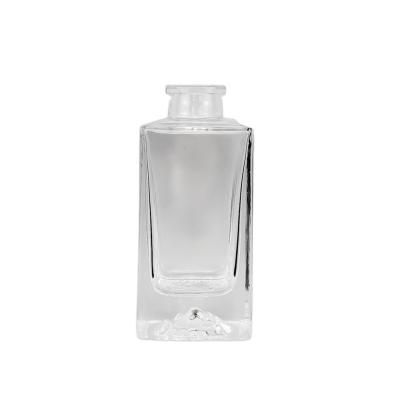 Cina Bottiglie di diffusore di vetro rotondo per aromaterapia di canna per profumi Bottiglia di vetro rettangolare con tappi in vendita