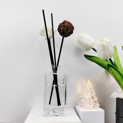 Cina Bottiglie di diffusore di vetro rotondo per aromaterapia di canna per profumi Bottiglia di vetro rettangolare con tappi in vendita
