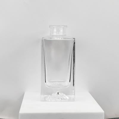 China Botella de vidrio cuadrada de aromaterapia con tapa de madera de 50 ml de capacidad y vidrio transparente en venta