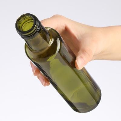 Cina Scelta del cliente 500 ml bottiglie di vetro cilindriche di condimento verde per olio d'oliva 250 ml in vendita