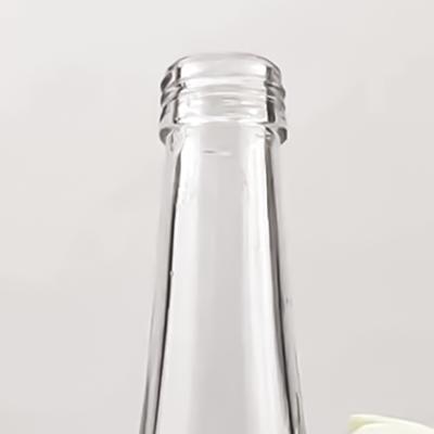 Cina 500 ml/750 ml Bottiglia di vetro per bevande Bottiglia trasparente personalizzata in vendita