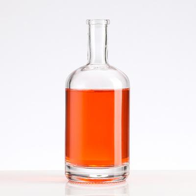Cina Bottiglia di vino di vodka cilindrica in vetro chiaro da 750 ml con sughero Made by Chinese Liquor Bottle in vendita
