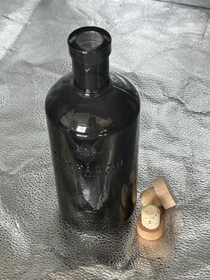 China 750ml Matte Black Glass Liquor Bottle for Wine within Clients' Specific Requirements for sale