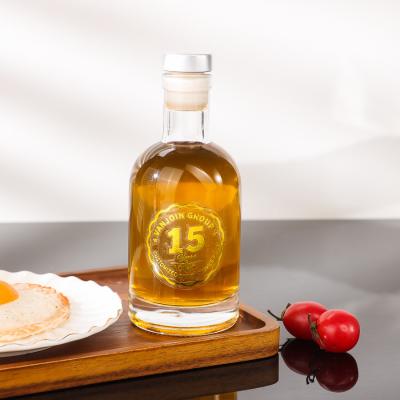 Cina Materiale del colletto Vetro trasparente Materiale del corpo Vetro 500 ml Bottiglia a tappo di sughero a tenuta stagna per liquori in vendita