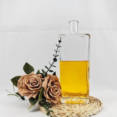 Cina Customized 700ml 750ml Extra White Flint Glass Cylinder Long Neck Gin Rum Bottle per la Birra in vendita