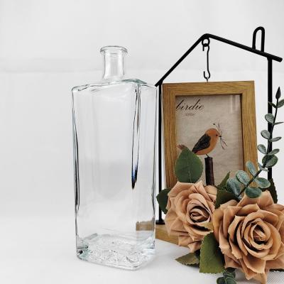 Cina Customized 700ml 750ml Extra White Flint Glass Cylinder Long Neck Gin Rum Bottle per la Birra in vendita