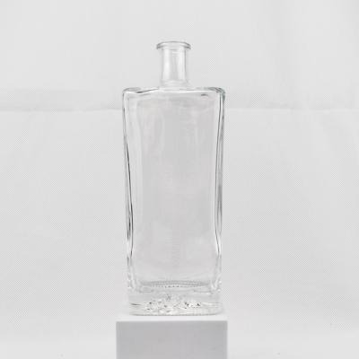 Cina Customized 700ml 750ml Extra White Flint Glass Cylinder Long Neck Gin Rum Bottle per la Birra in vendita
