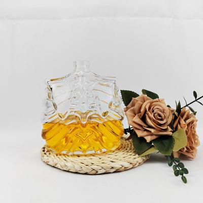 Cina Materiale del colletto di vetro Bottiglia a forma personalizzata per whisky vodka rum tequila gin spirit in vendita