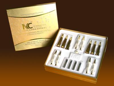 中国 Gold Color Logo Embossing CMYK Printing Cardboard Cosmetic Box Packing with the Plastic Tray 販売のため
