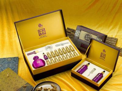 中国 Gold Color Logo Embossing CMYK Printing Cardboard Cosmetic Box Packing with the Plastic Tray 販売のため