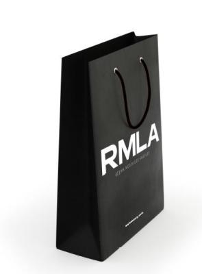 中国 Black Color Gloss Lamination Logo Embossing Custom Printing Paper Shopping Bags with PP Rope Handle 販売のため