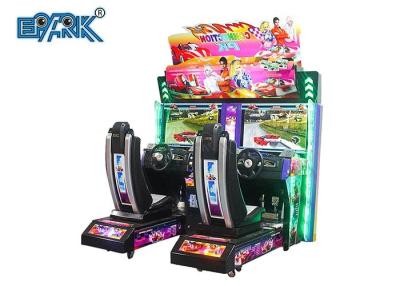 Jugadores dobles que compiten con el gabinete del metal del simulador del juego que compite con la máquina de juego