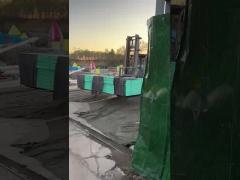 Caricamento dell‘attrezzatura di divertimento sul camion