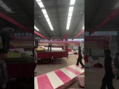 Caricamento dell‘attrezzatura di divertimento sul camion