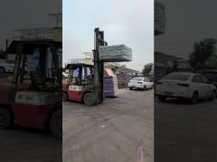 Caricamento dell‘attrezzatura di divertimento sul camion
