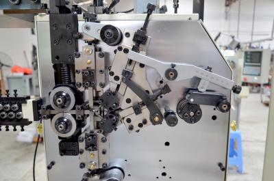 中国 2軸のCNCスプリングマシン 300pcs/Min CNCスプリング製造 販売のため