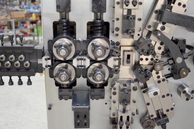 China Máquina de bobinado de alambre de 300 piezas por minuto, máquina de bobinado de resortes de alambre de 3 mm, 5 ejes en venta