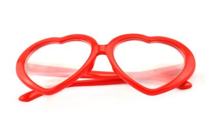 Китай Подгонянные пластичные стекла огибания с рамкой красного цвета формы сердца продается