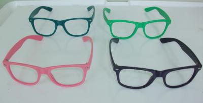 China De rode en blauwe plastic glazen van het kader 3d vuurwerk om sponsorweggevertje te tonen Te koop