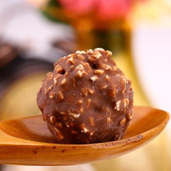 China Bola de wafer de chocolate dourado e manteiga de cacau ecológica, lanche puro e sólido à venda