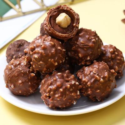 China Composto Halal Chocolate escuro a granel Doces de Dia dos Namorados 30 Pcs Caixa Bola de Chocolate Crispy à venda