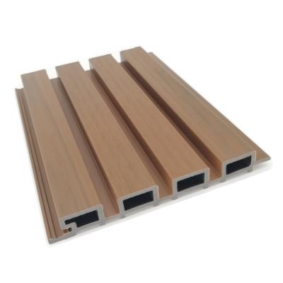 Chine Résistant à l'eau B1 Résistant au feu Wpc Panneaux muraux en bois composite Fluté extérieur à vendre