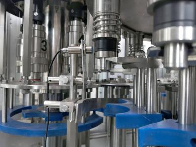 Cina Il vetro SUS304 ha imbottigliato la capacità 7000BPH delle macchine di rifornimento di alcoolici per 500ml in vendita