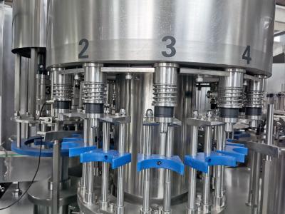 Cina Alta imbottigliatrice di plastica efficiente del Plc, attrezzatura di riempimento del liquido in vendita