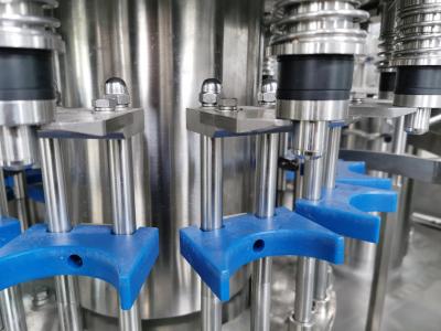 Cina Imbottigliatrice di plastica di alta efficienza SUS304 che lava riempimento e coperchiamento in vendita