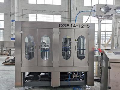 Cina Alta imbottigliatrice di plastica efficiente del Plc, attrezzatura di riempimento del liquido in vendita