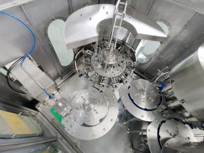 China Kleine Capaciteit het Spoelen het Vullen en het Afdekken Machine voor Glas Gebottelde Geesten met Kroonkurk Te koop