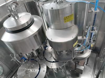 China Kleine Capaciteit het Spoelen het Vullen en het Afdekken Machine voor Glas Gebottelde Geesten met Kroonkurk Te koop