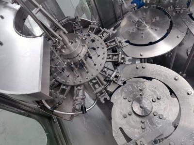 China Kleine Capaciteit het Spoelen het Vullen en het Afdekken Machine voor Glas Gebottelde Geesten met Kroonkurk Te koop