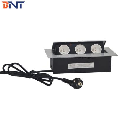 Chine Le panneau en alliage de zinc de prise automatique ovale argentée de coin avec l'interface française BD613 de la puissance trois à vendre